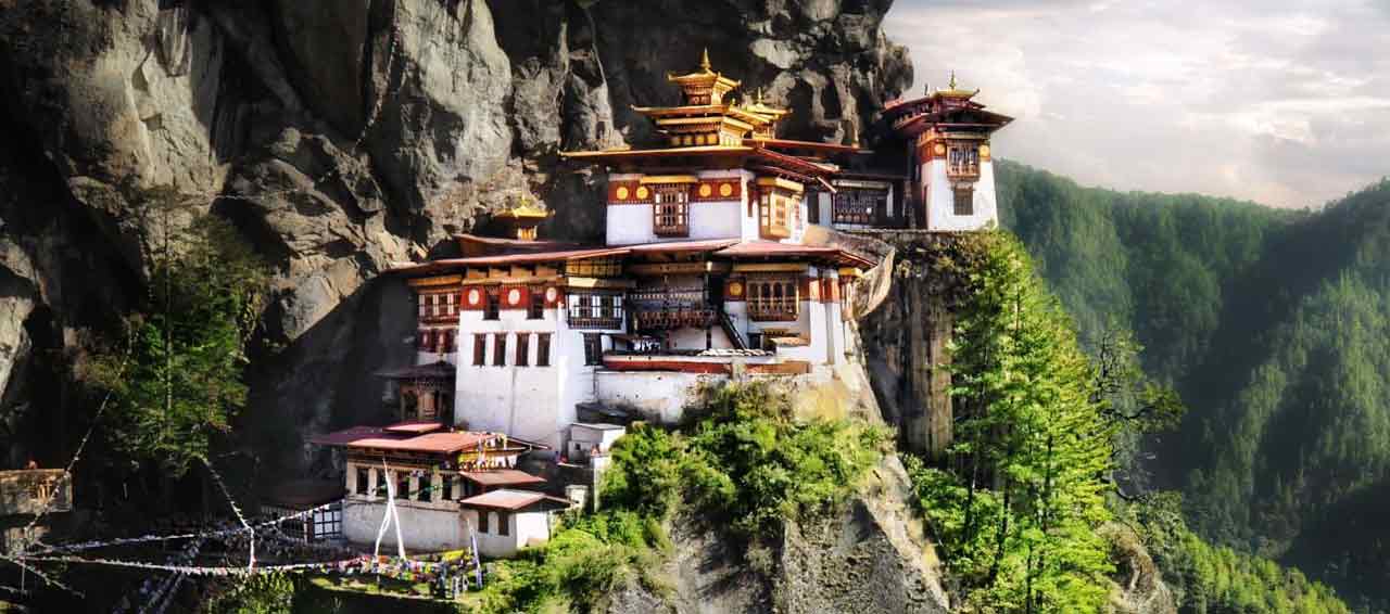 Explore one of the largest dzong fortress in Bhutan - Trashigang Dzong ...